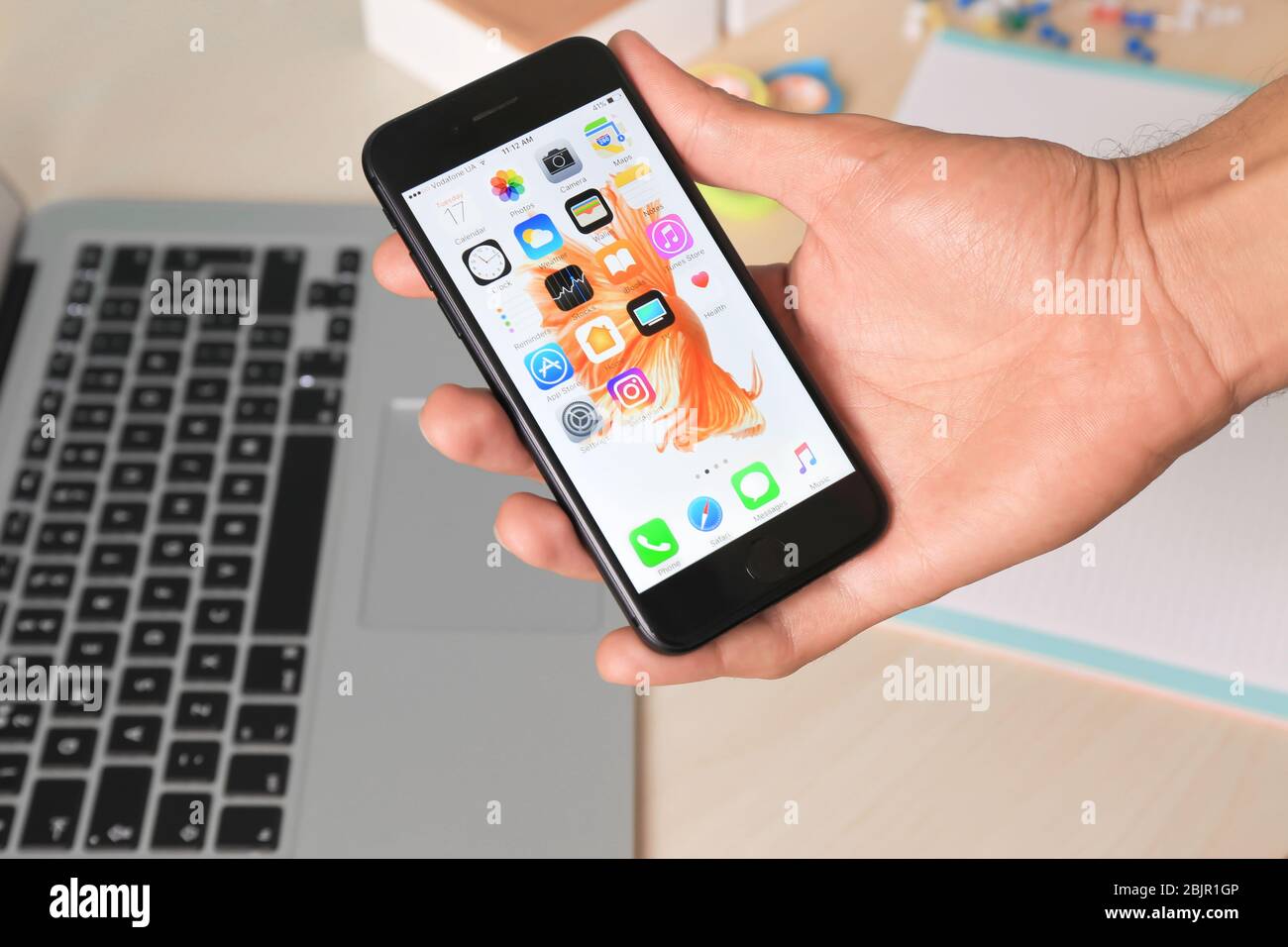 Hand holding iphone 7 man hi-res stock photography and images - Alamy
