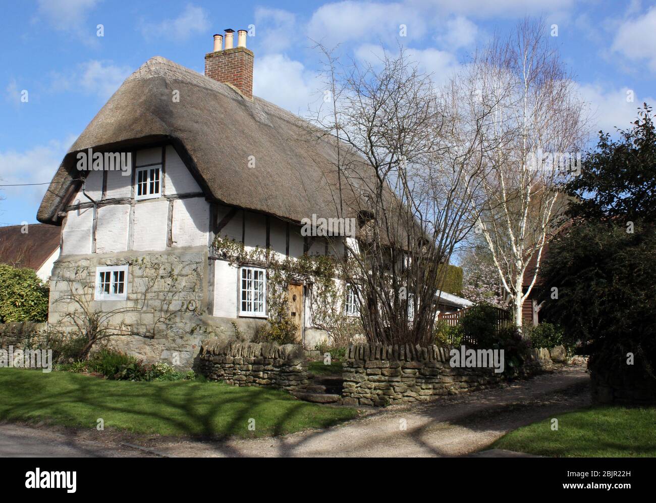 17th century stone cottage hi-res stock photography and images - Alamy