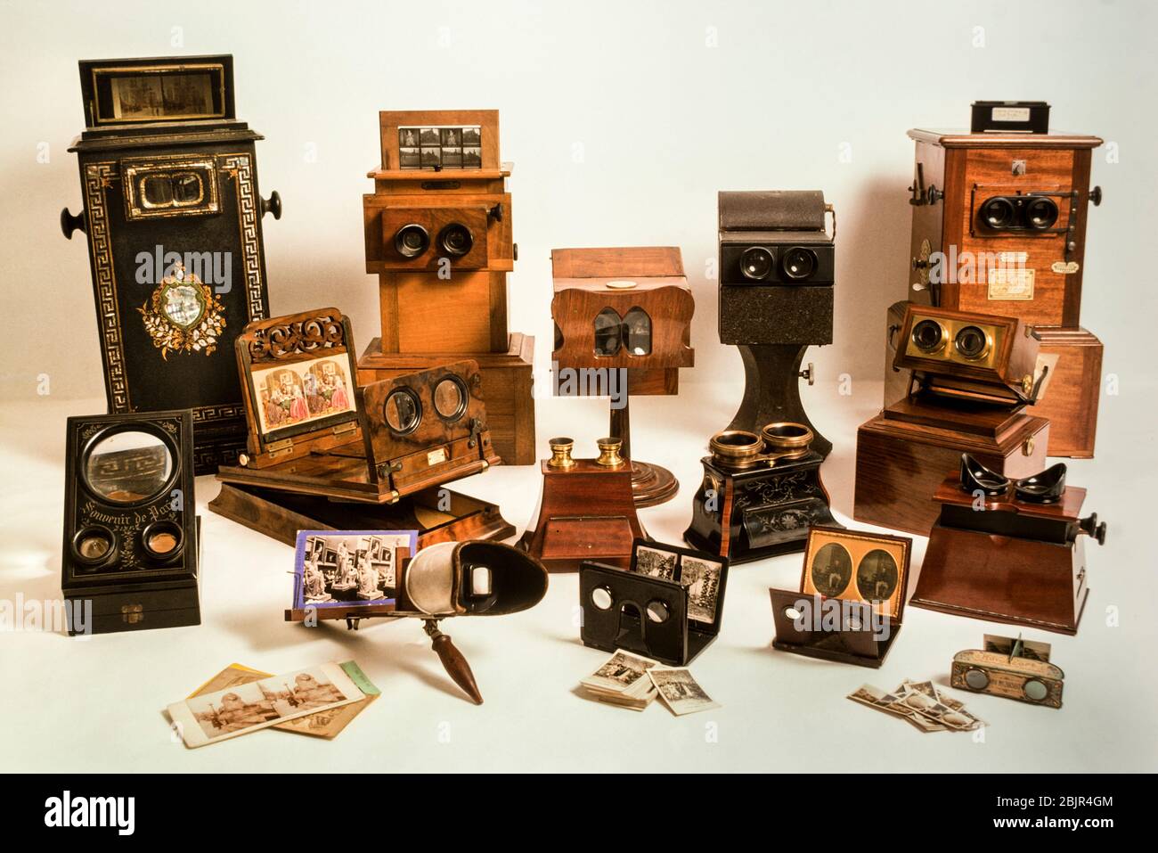 A collection of stereoscopes and stereoscopic images Stock Photo - Alamy