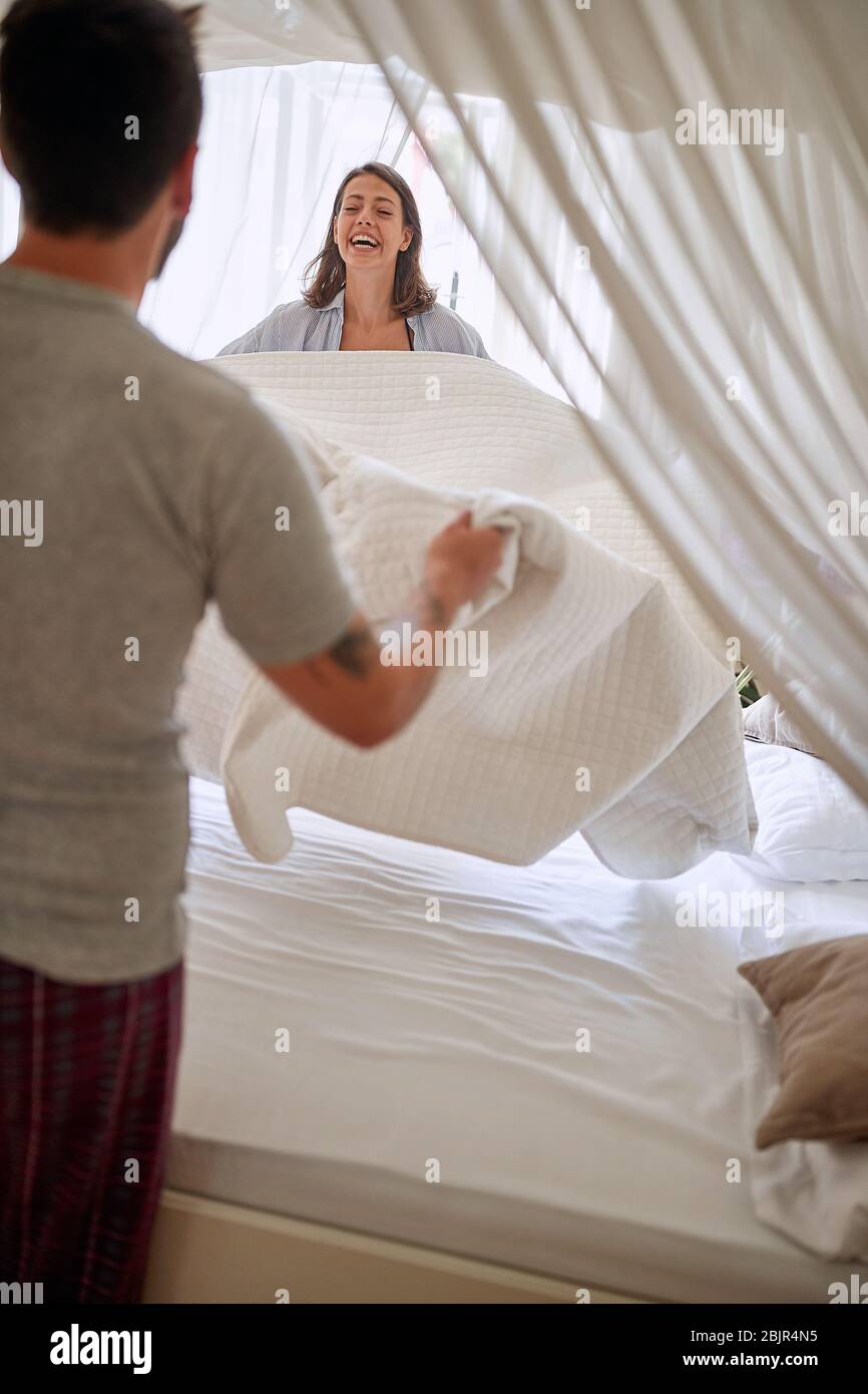 Making bed hi-res stock photography and images - Alamy