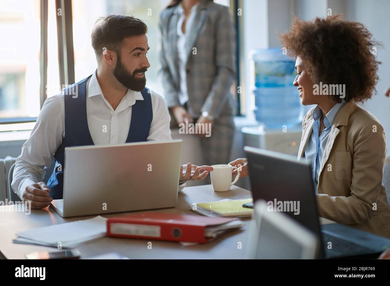 Office man woman coffee machine hi-res stock photography and images - Alamy