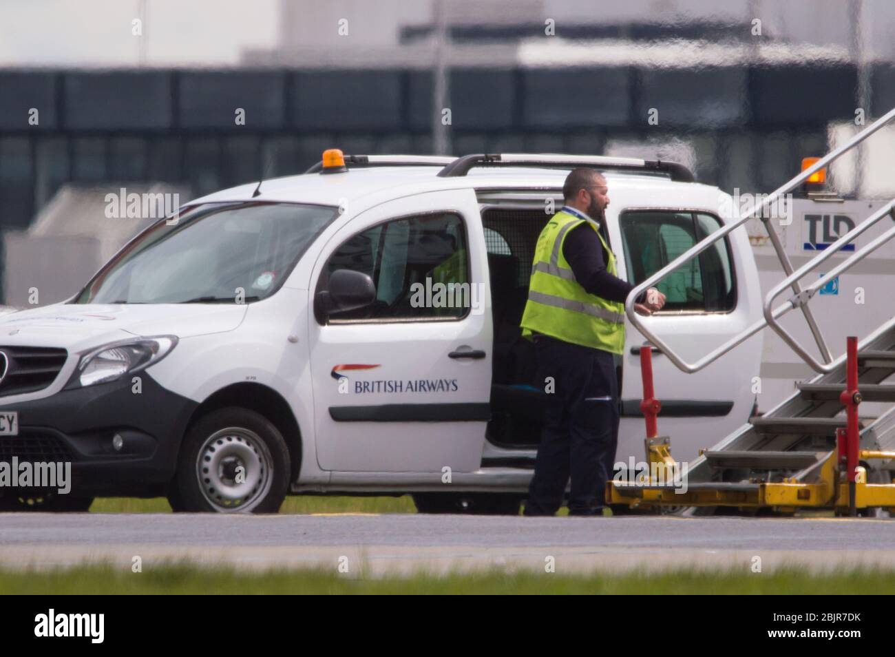 British airways ground crew staff in high viz hi-res stock photography ...