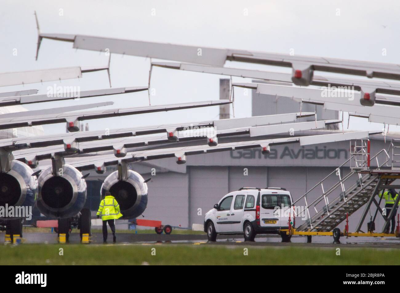 British airways ground crew staff in high viz hi-res stock photography ...