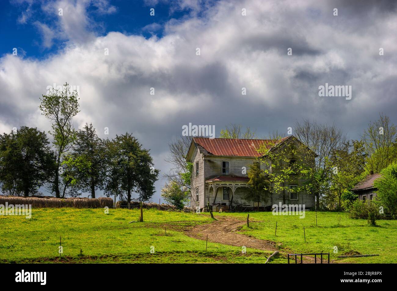 Old decaying house hi-res stock photography and images - Alamy