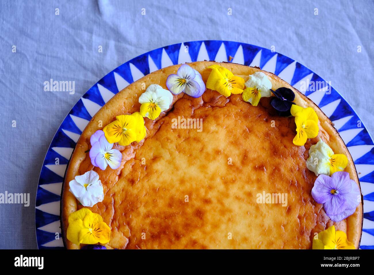 Cheesecake decorated edible flowers hi-res stock photography and images ...