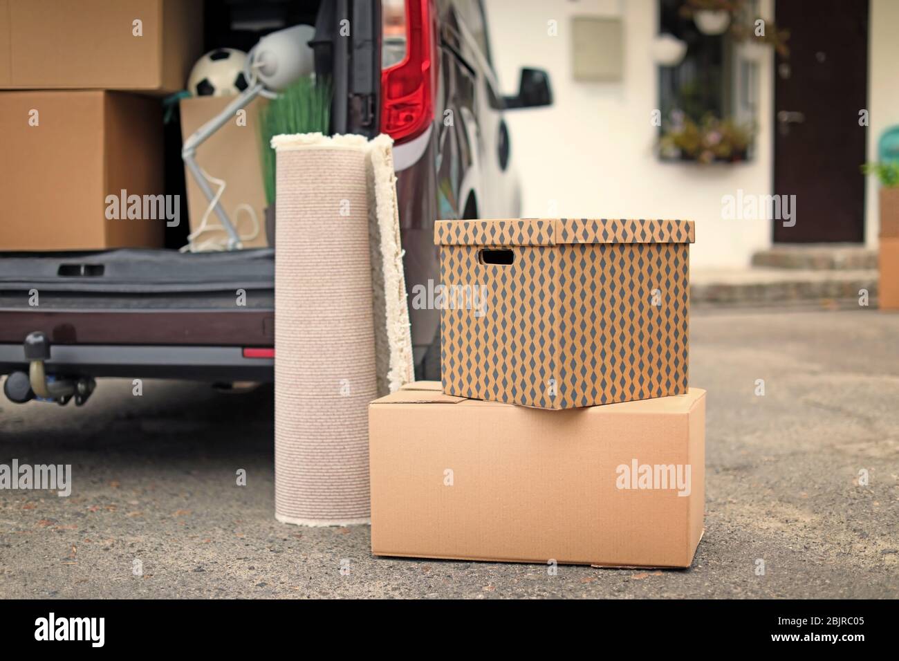 Car packed with boxes hi-res stock photography and images - Alamy