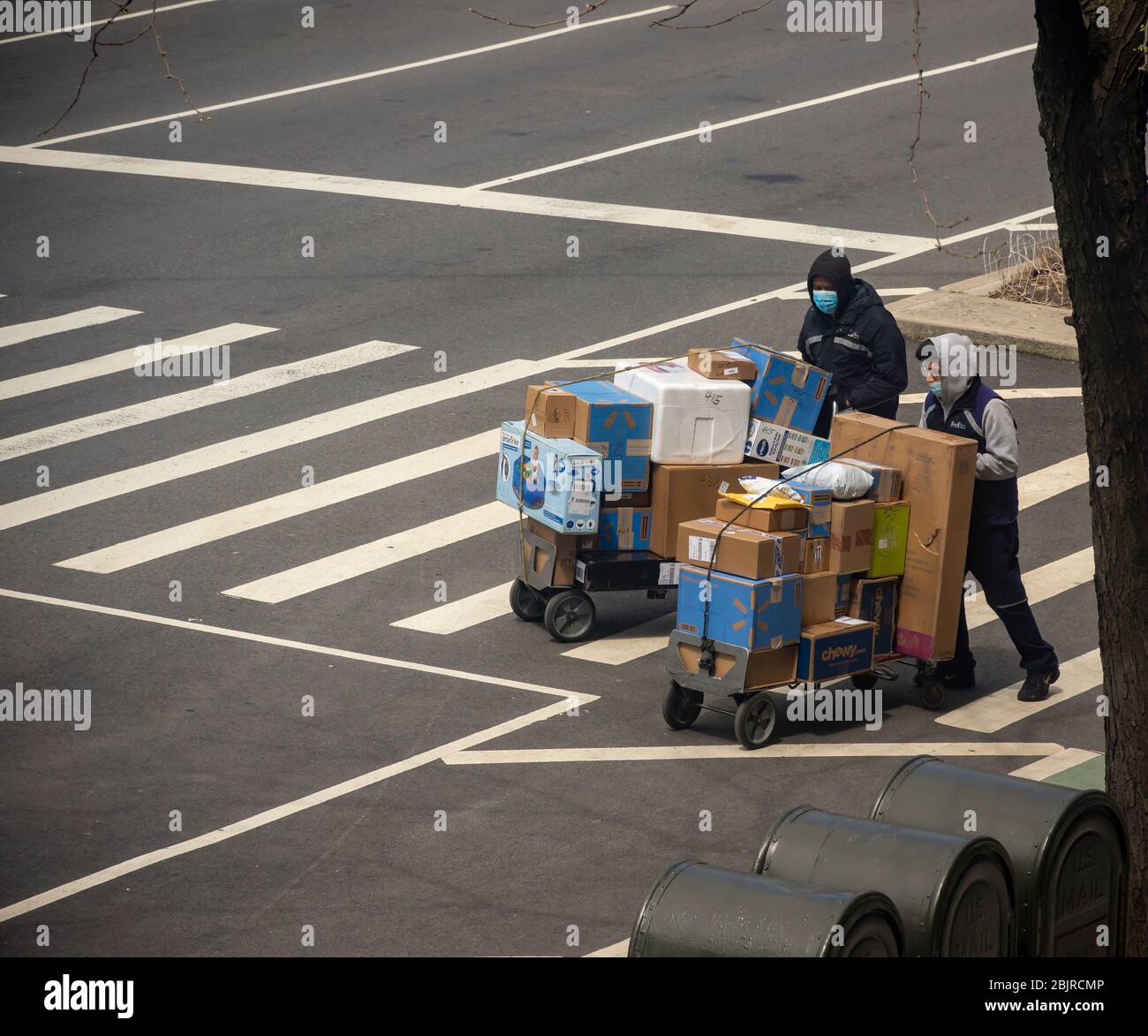 Federal express workers sort packages hi-res stock photography and ...