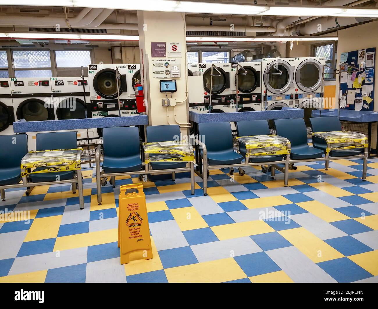 Social distancing seating hi-res stock photography and images - Alamy