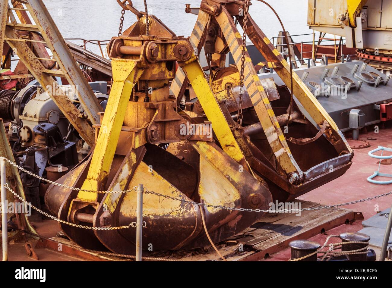 Excavator grapple bucket hi-res stock photography and images - Alamy