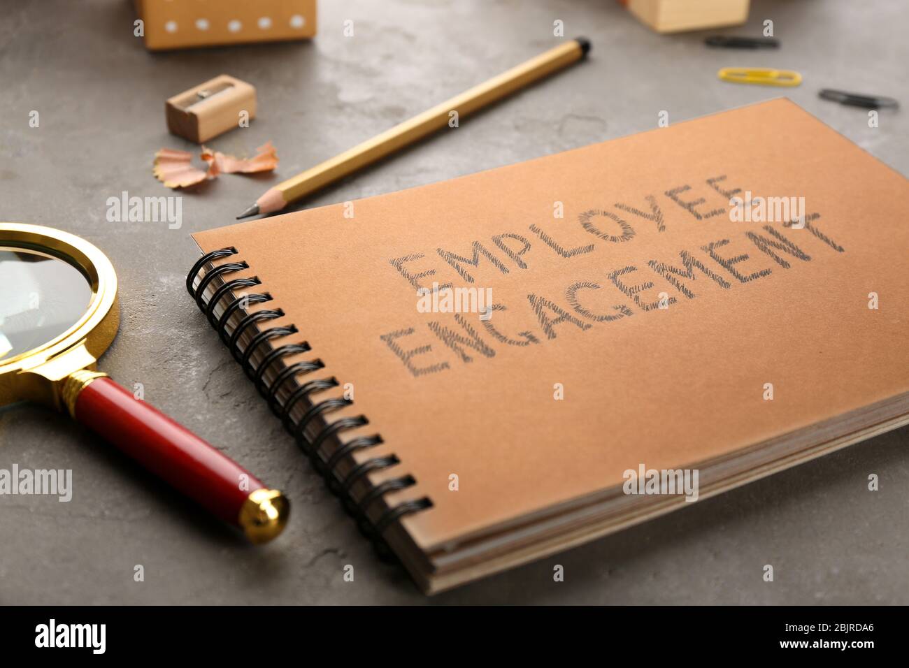 Notepad with text EMPLOYEE ENGAGEMENT on table Stock Photo - Alamy