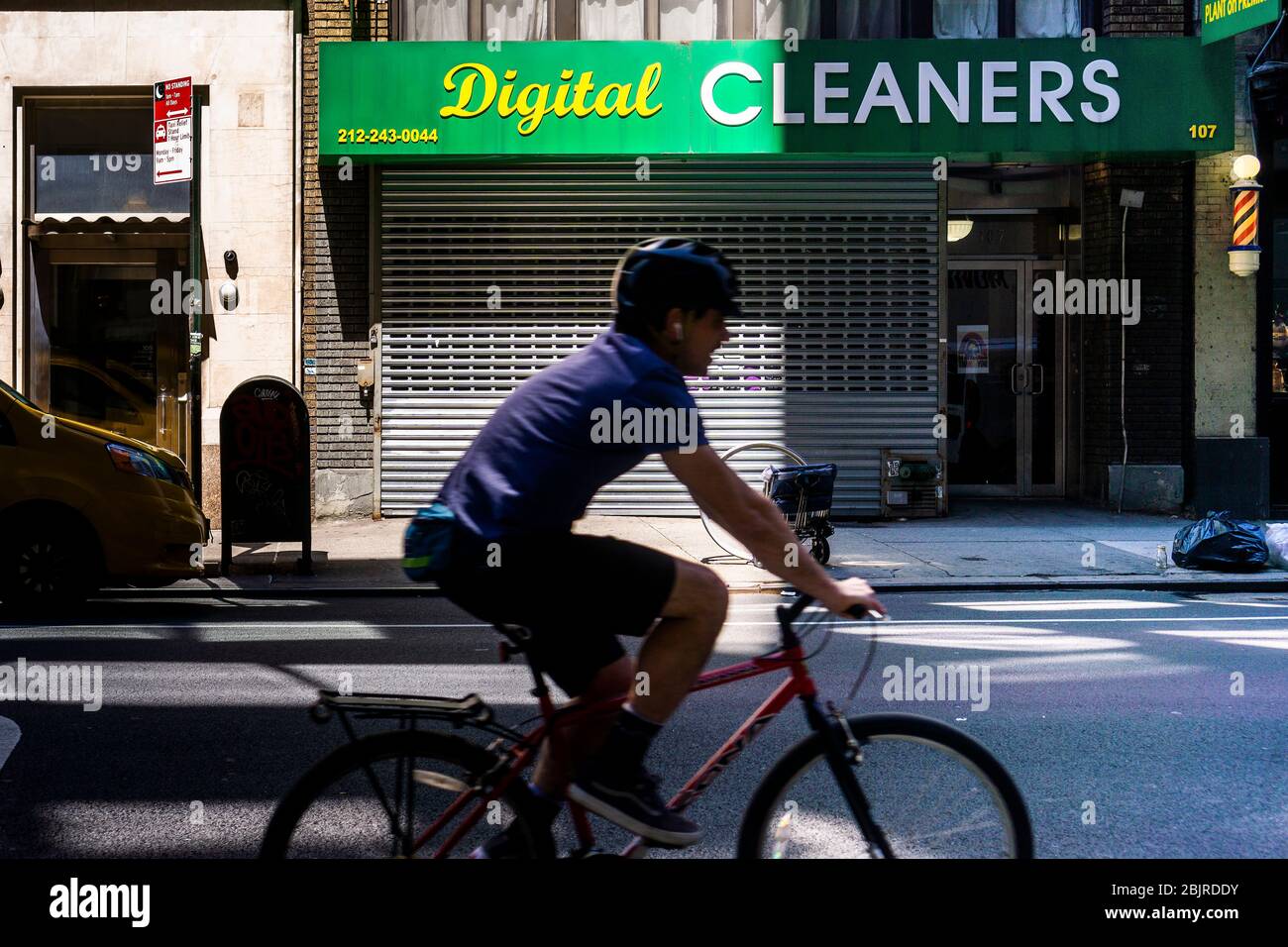 Laundry storefront hi-res stock photography and images - Alamy