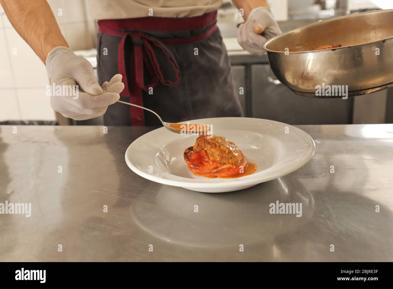 Food service chef pouring gravy hi-res stock photography and images - Alamy