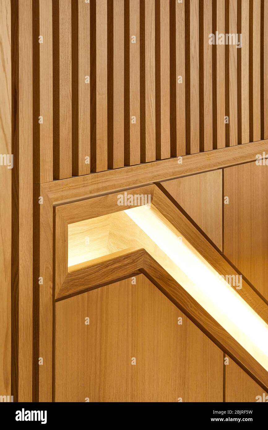 Timber panelling and recessed illuminated handrail. 25 Cabot Square ...
