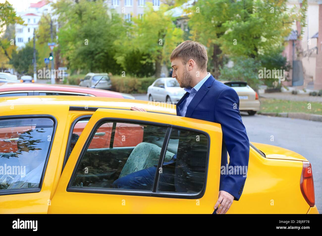 Businessman getting cab hi-res stock photography and images - Alamy