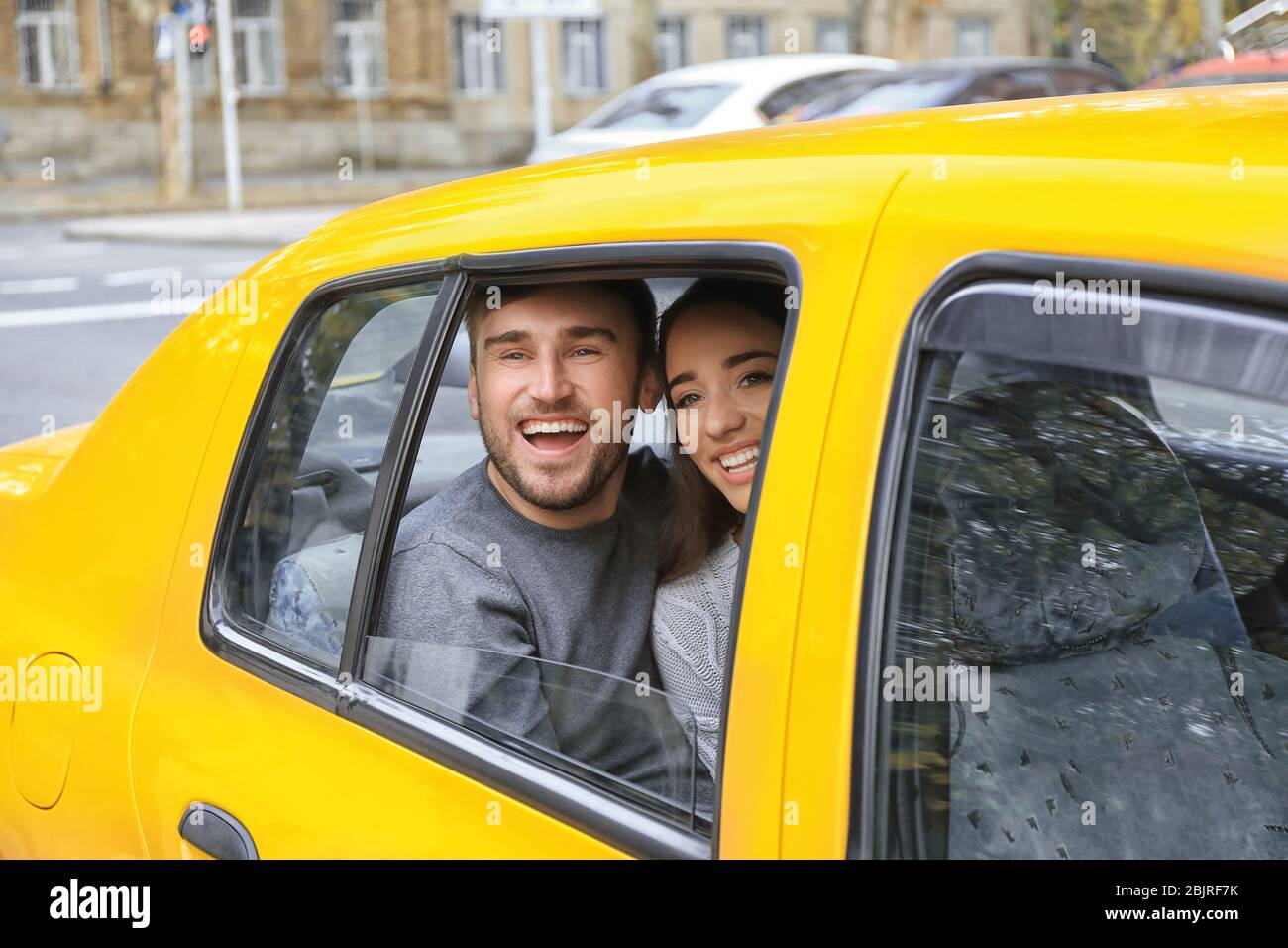 Couple back of taxi hi-res stock photography and images - Alamy