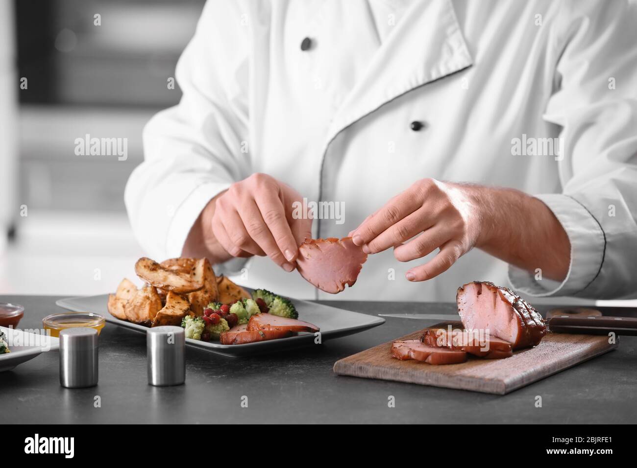 Man serving ham hi-res stock photography and images - Alamy