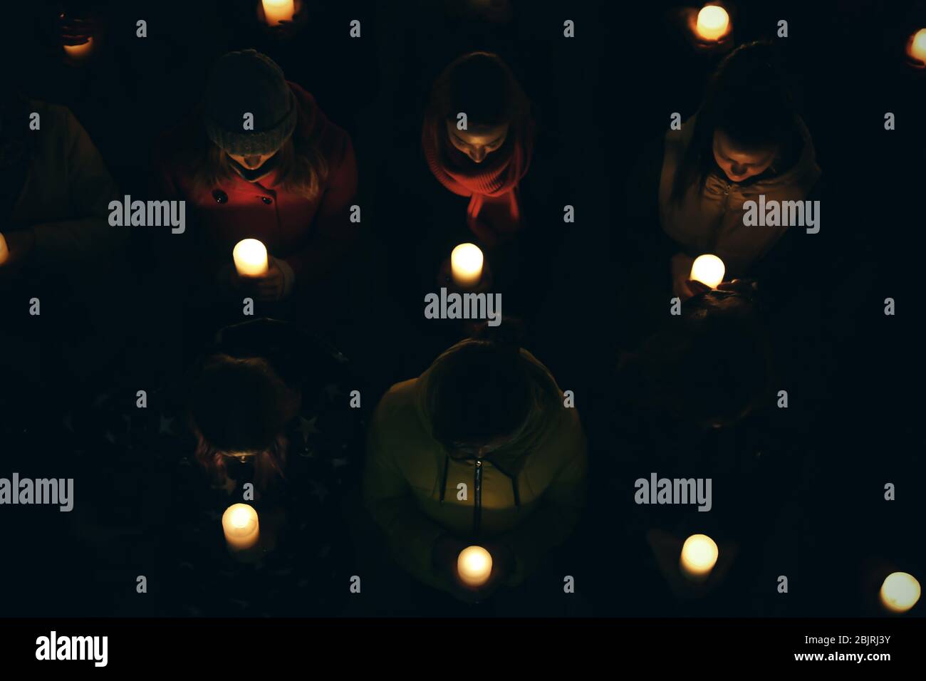 Crowd holding candles hi-res stock photography and images - Alamy