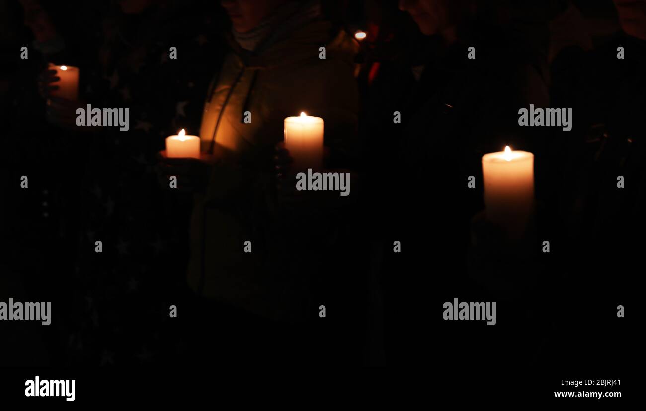 Crowd holding candles hi-res stock photography and images - Alamy