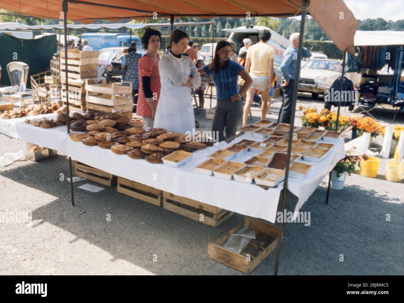 Pies selling hi-res stock photography and images - Alamy