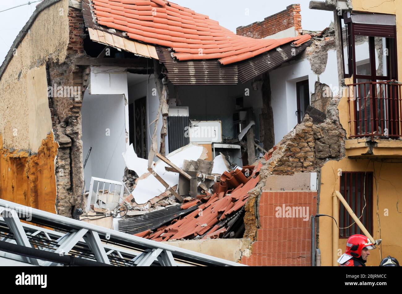 Collapsed building facade hi-res stock photography and images - Alamy