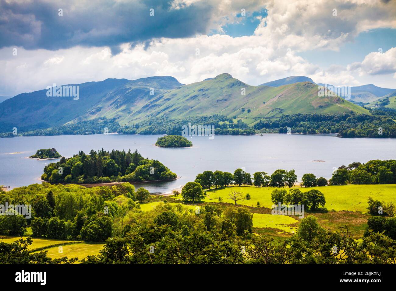 View over Derwent Water to Cat Bells in the Lake District National Park ...