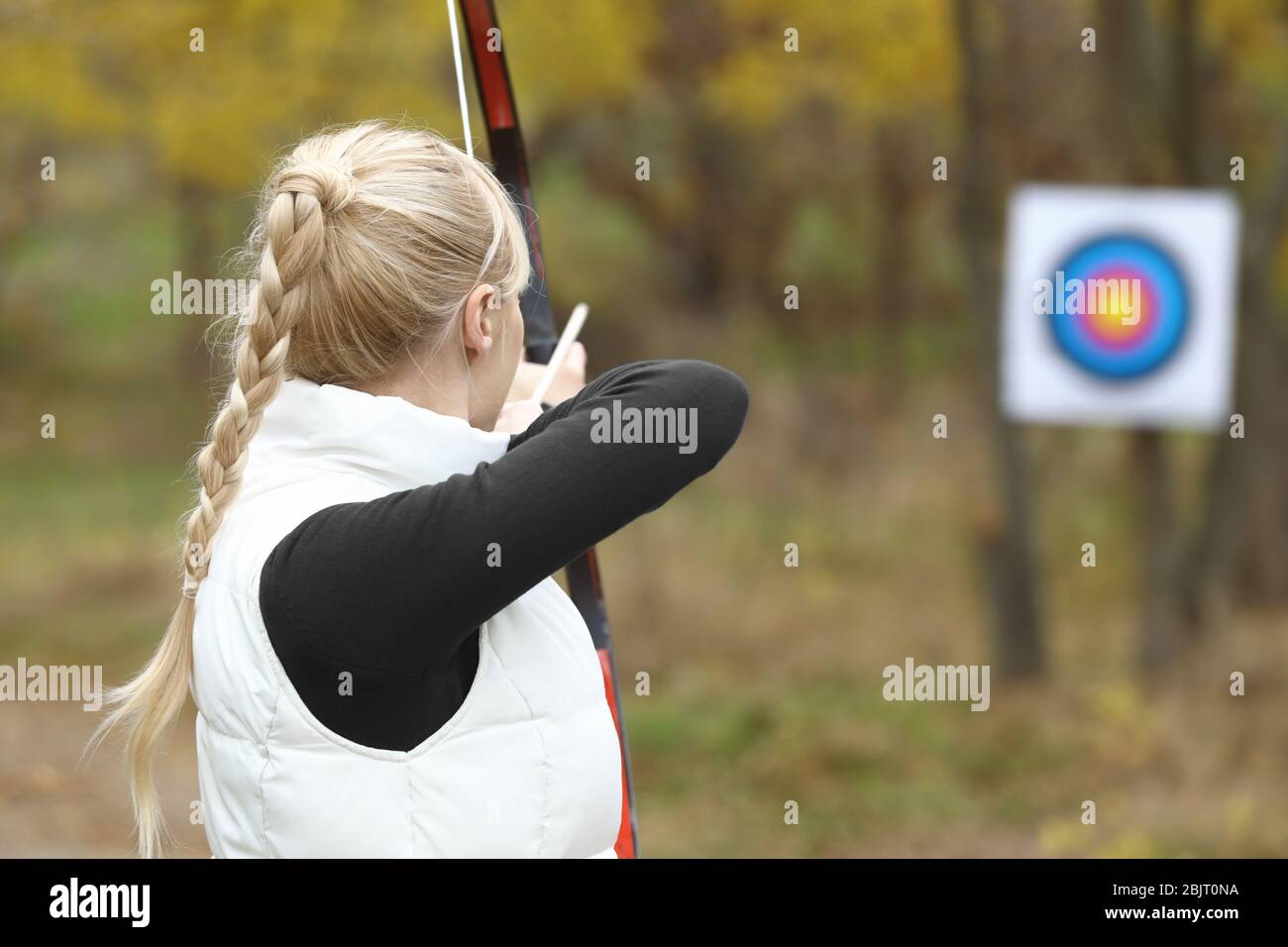 Woman hunter archery hi-res stock photography and images - Alamy
