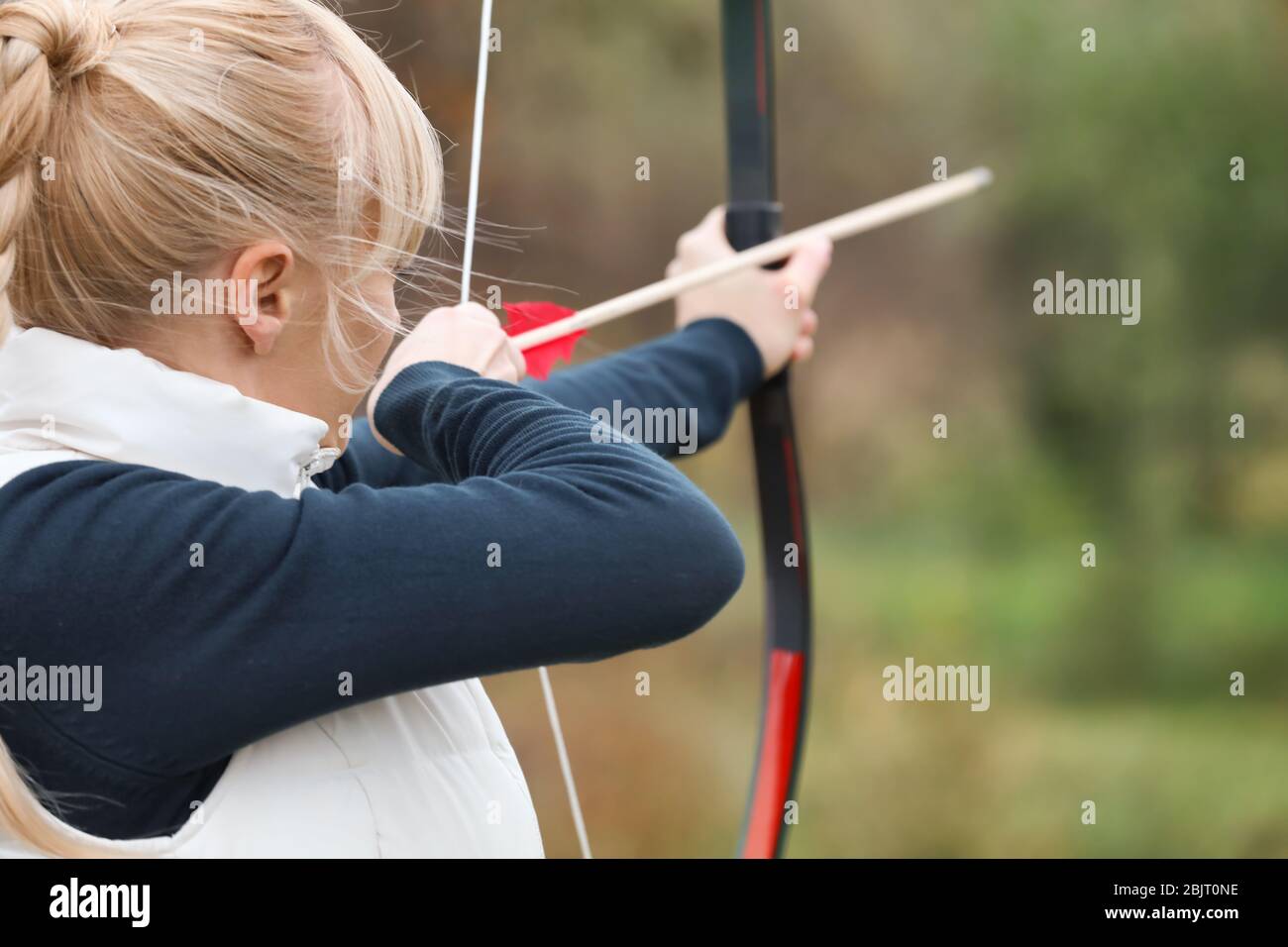 Woman hunter archery hi-res stock photography and images - Alamy