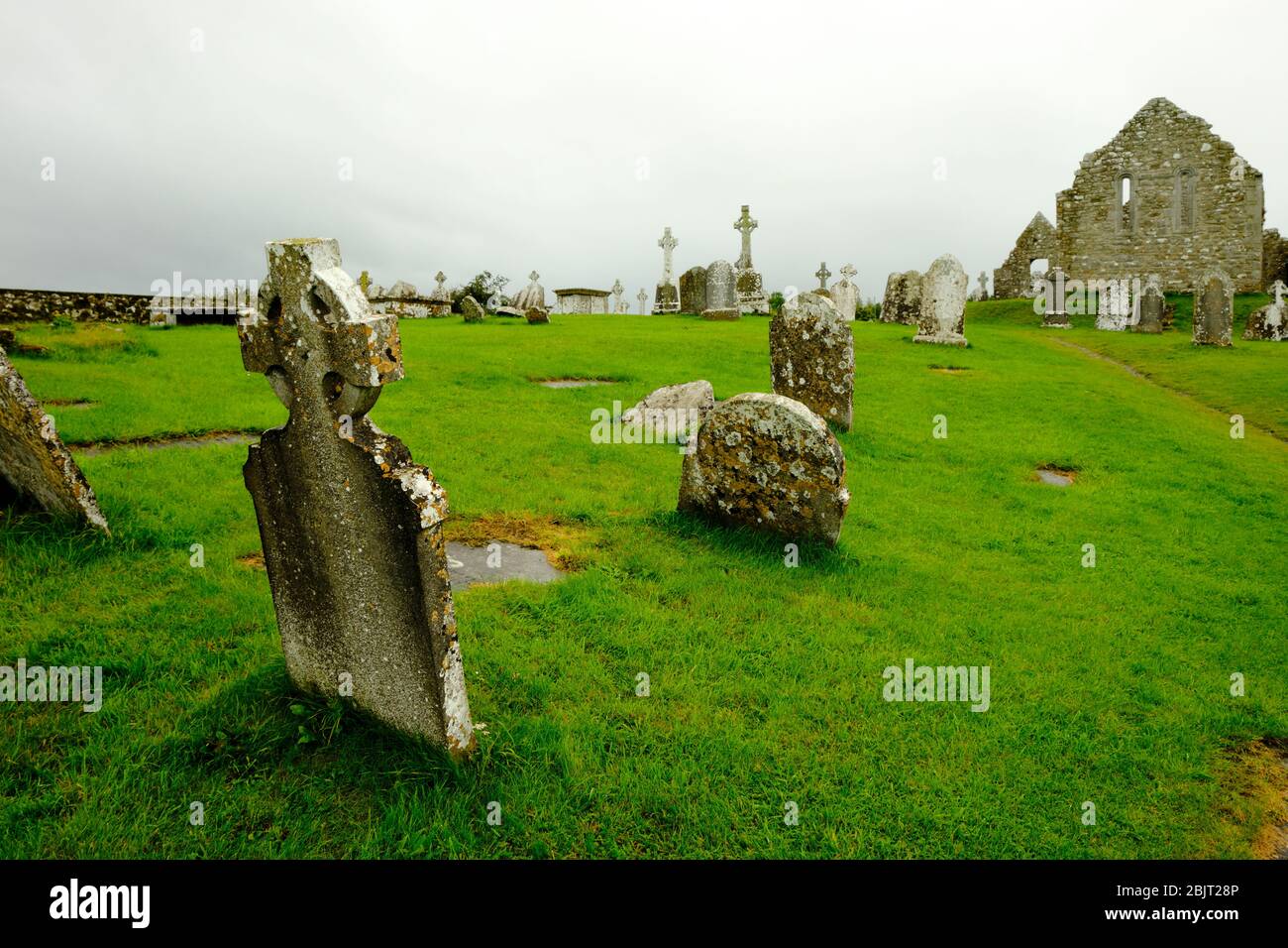Ireland clonmacnoise cemetery hi-res stock photography and images - Alamy