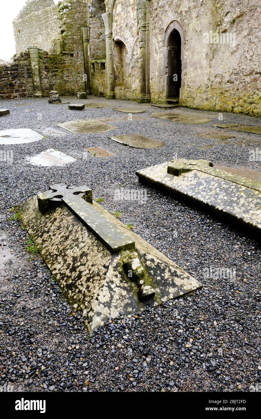 Ireland clonmacnoise cemetery hi-res stock photography and images - Alamy