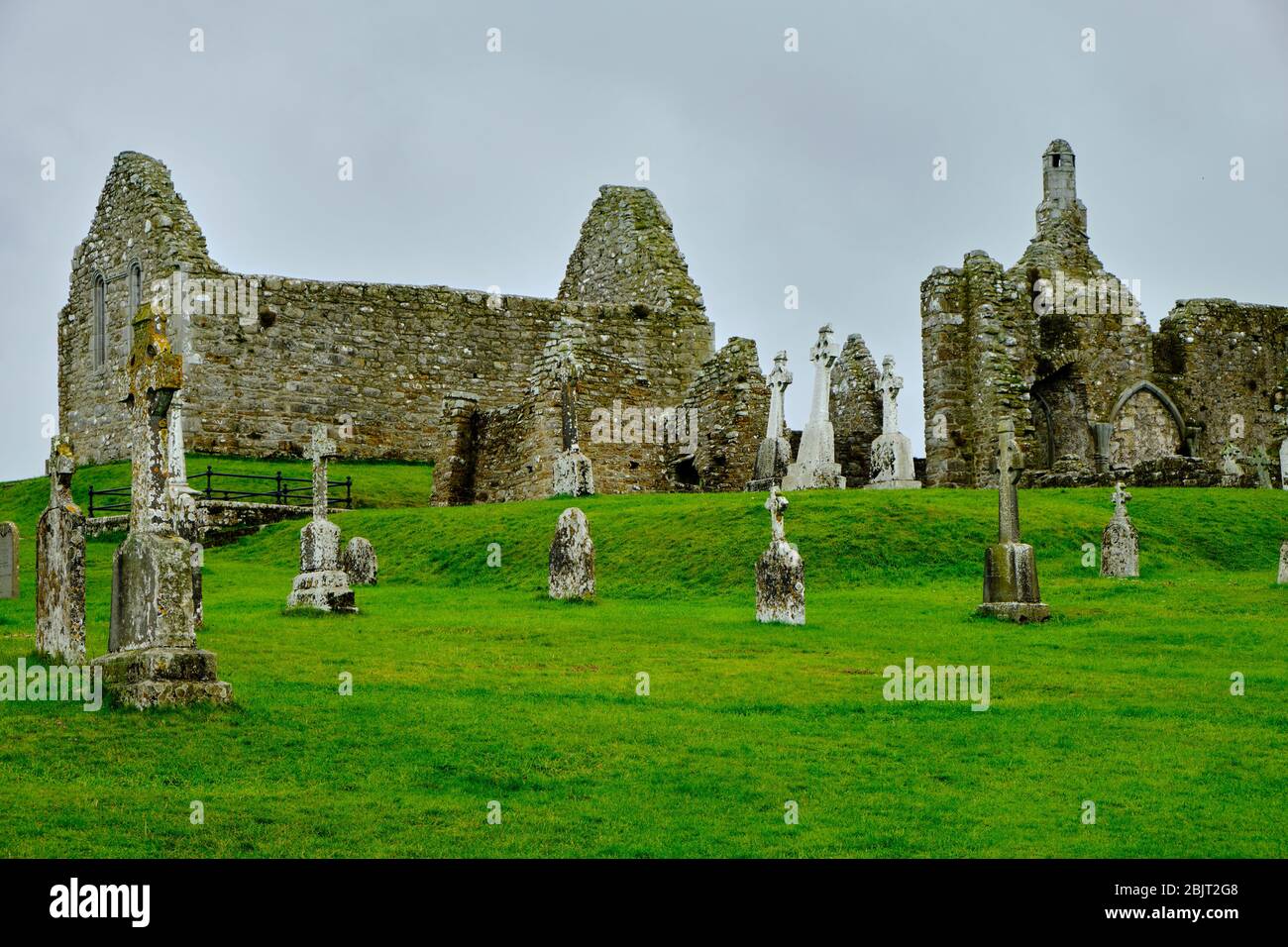 Ireland clonmacnoise cemetery hi-res stock photography and images - Alamy