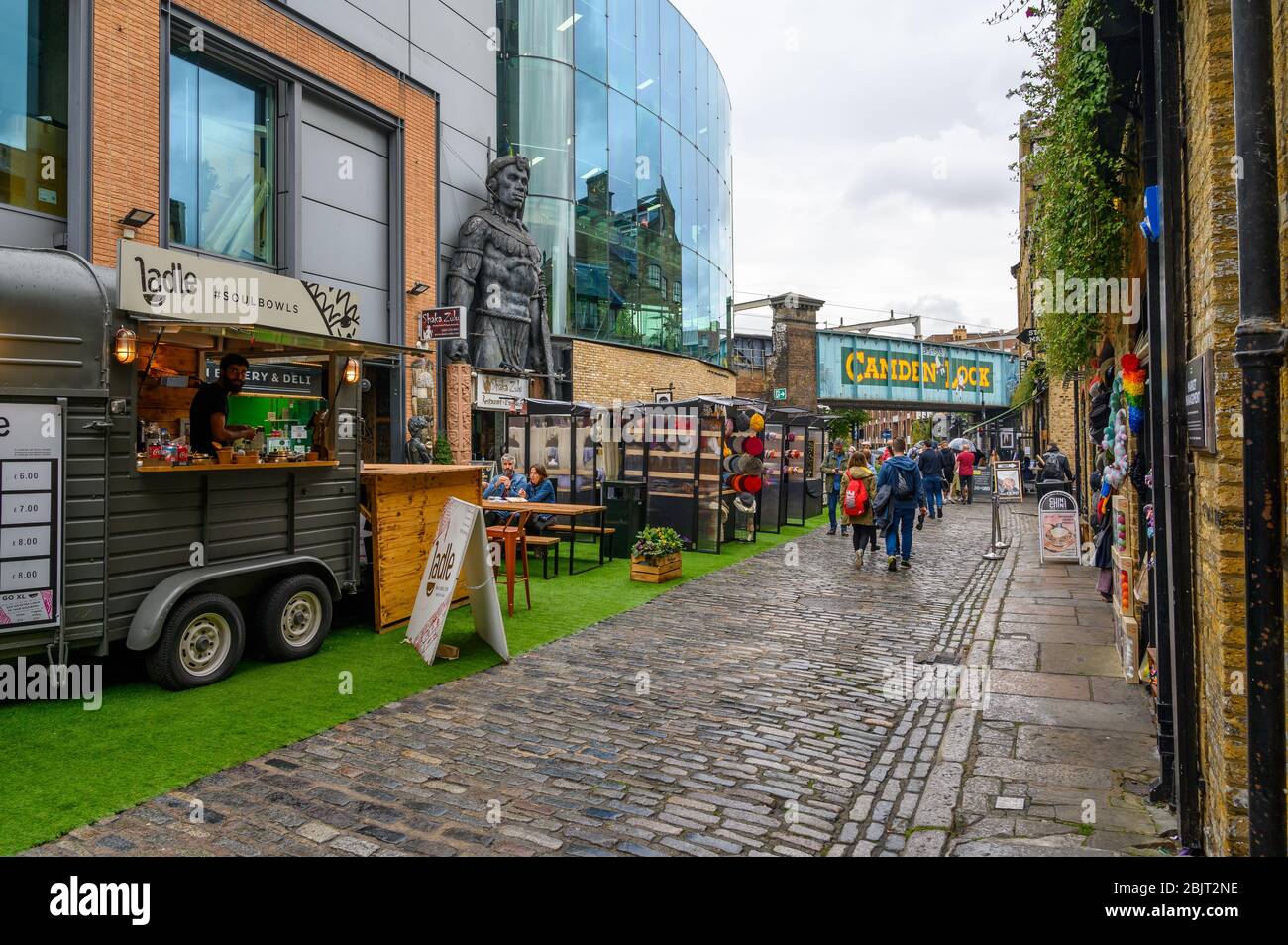 LONDON - SEPTEMBER 30, 2019: A cobbled street in Camden Market with a ...