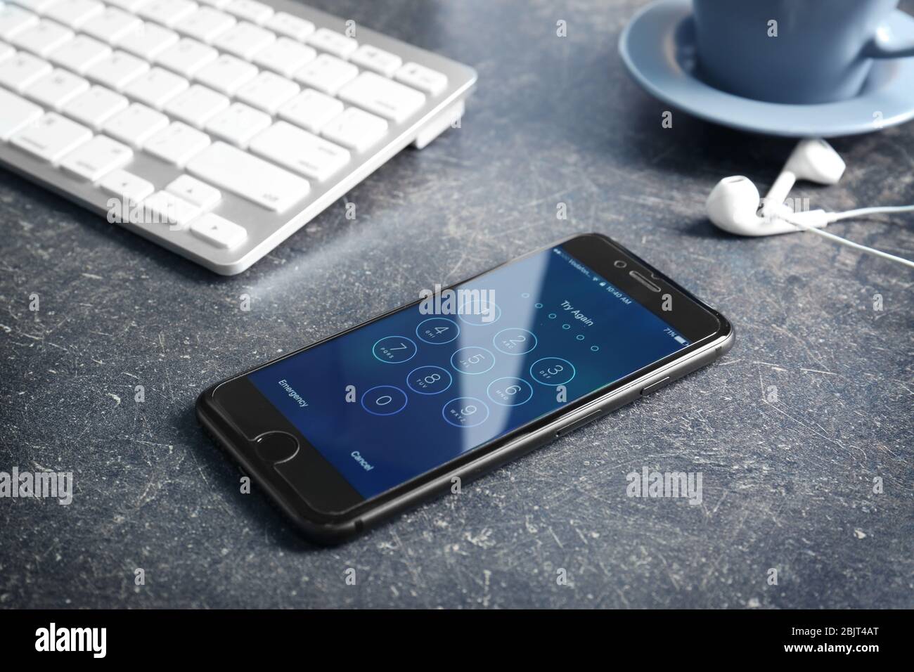 Iphone 15 lock screen hi-res stock photography and images - Alamy