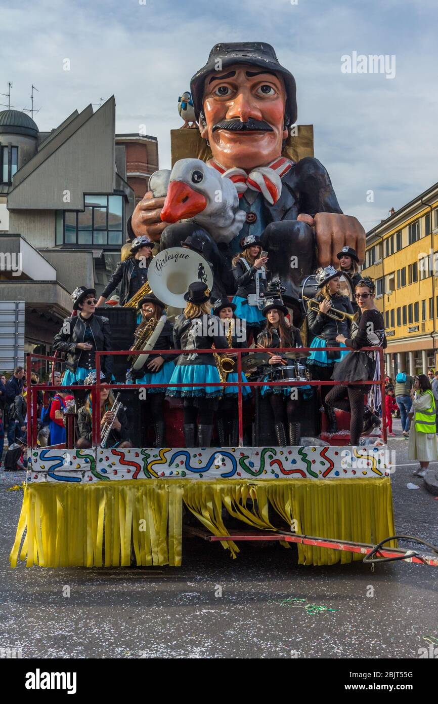 Masquerade parade at carnival in Crema Stock Photo - Alamy