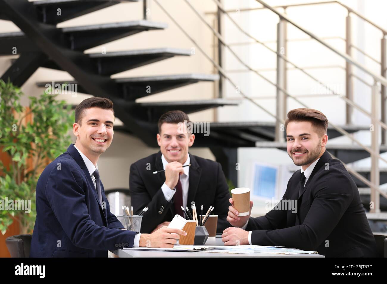 Men in suits meeting hi-res stock photography and images - Alamy