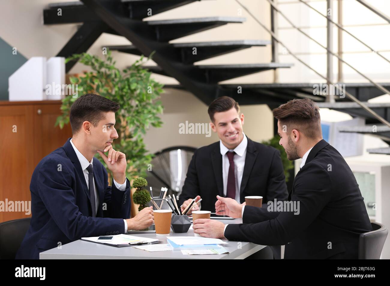 Men in suits meeting hi-res stock photography and images - Alamy