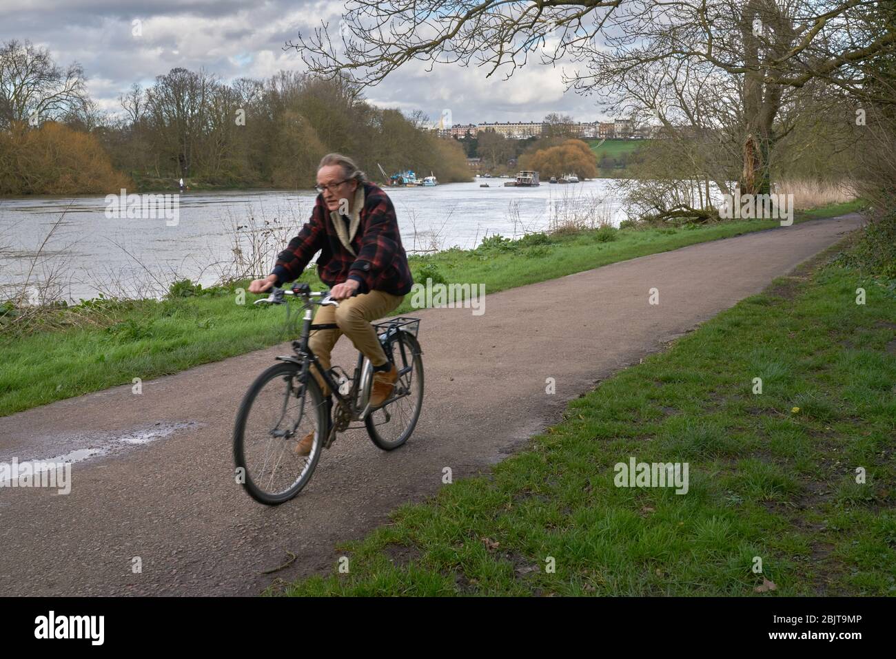 cycling on the thames path in richmond Stock Photo - Alamy
