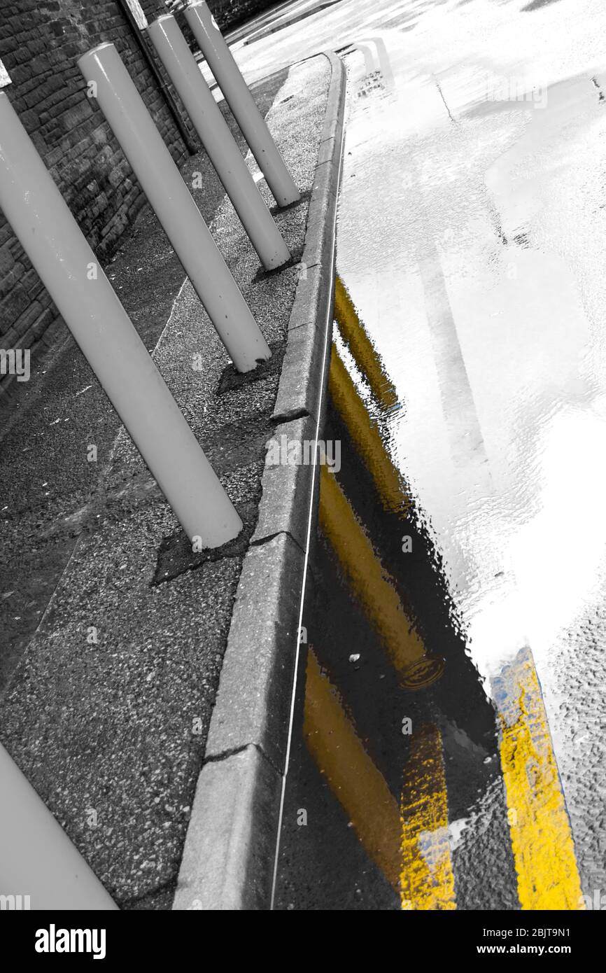 Double yellow lines on asphalt road hi-res stock photography and images - Alamy