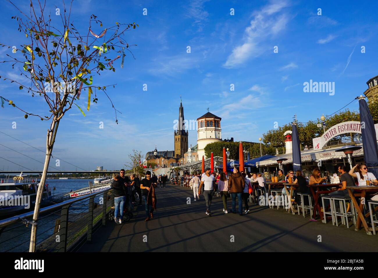 River rhine dusseldorf castle hi-res stock photography and images - Alamy