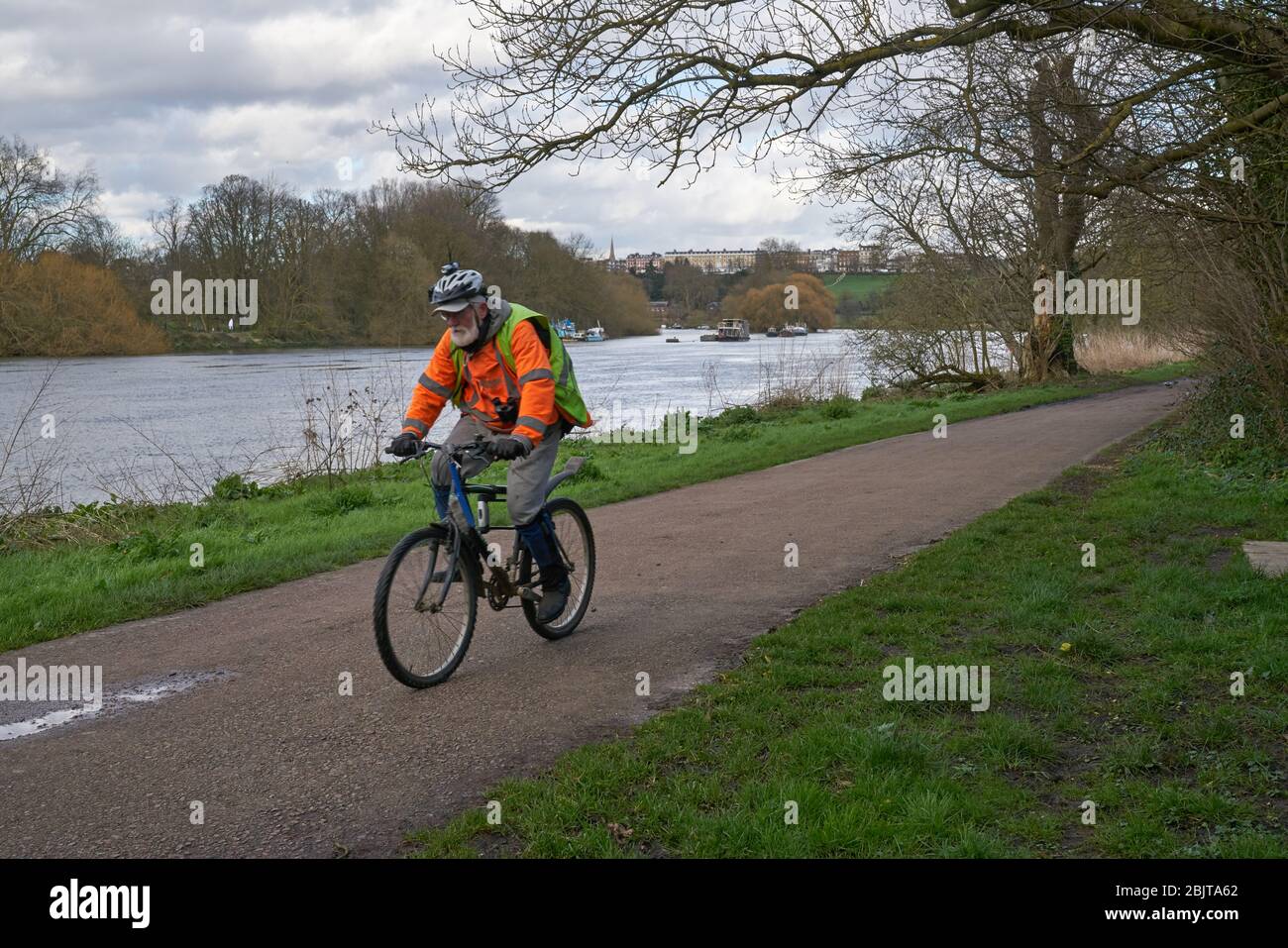 Cycling the thames path hi-res stock photography and images - Alamy
