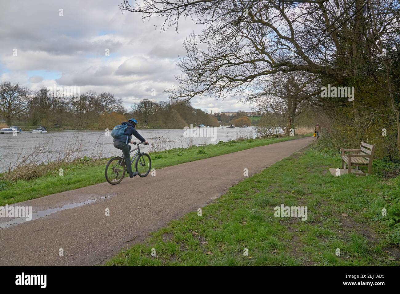 cycling on the thames path in richmond Stock Photo - Alamy