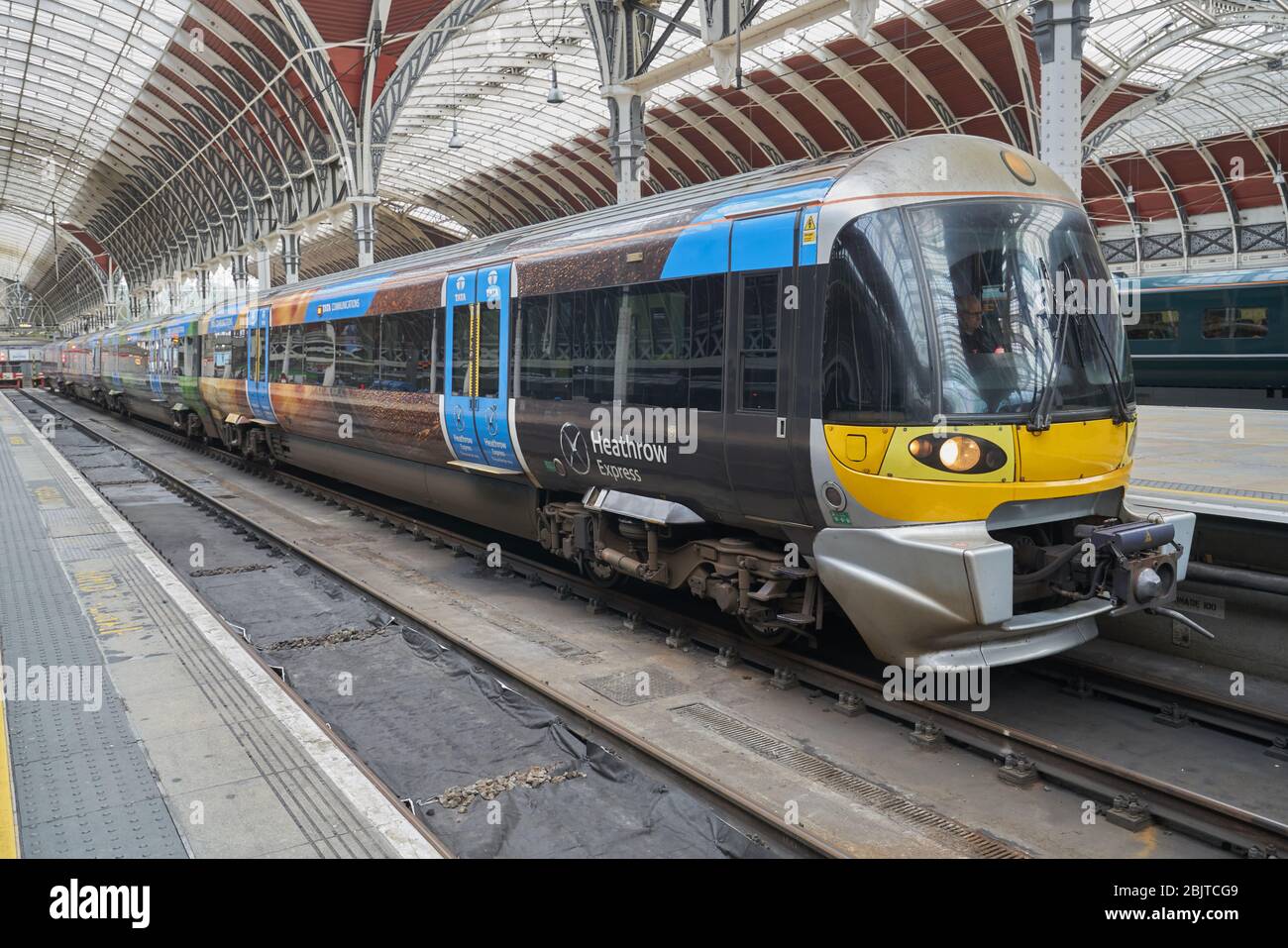 Heathrow express train in paddington hi-res stock photography and ...