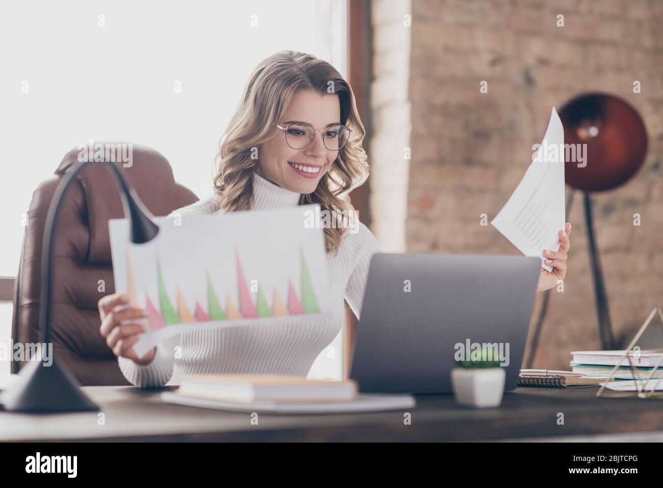Portrait of her she nice attractive cheerful wavy-haired girl financier ...