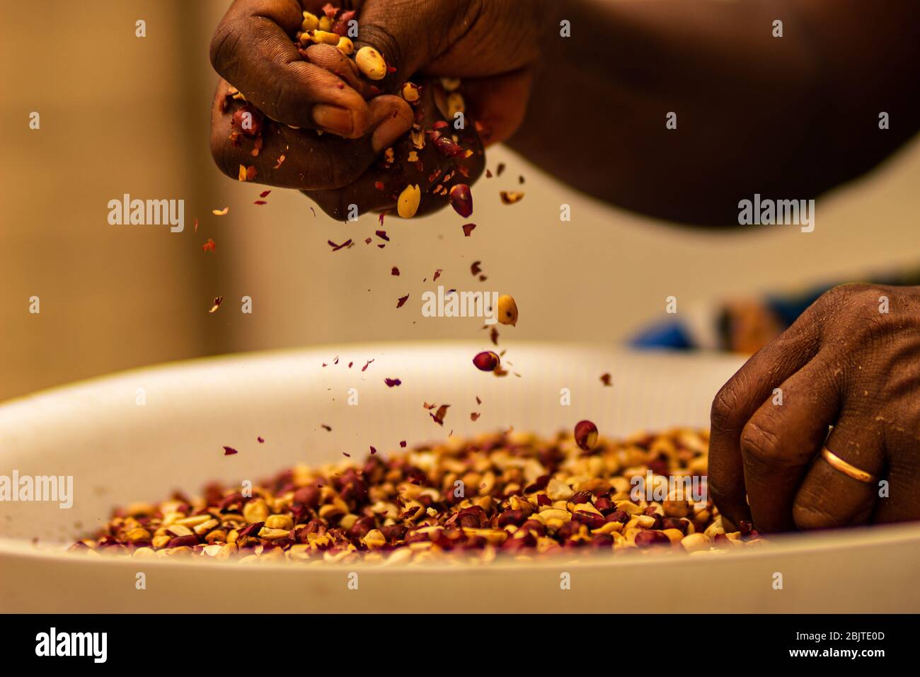 Processo de escolha dos grão de amendoim (Ginguba) para a manufaturação ...