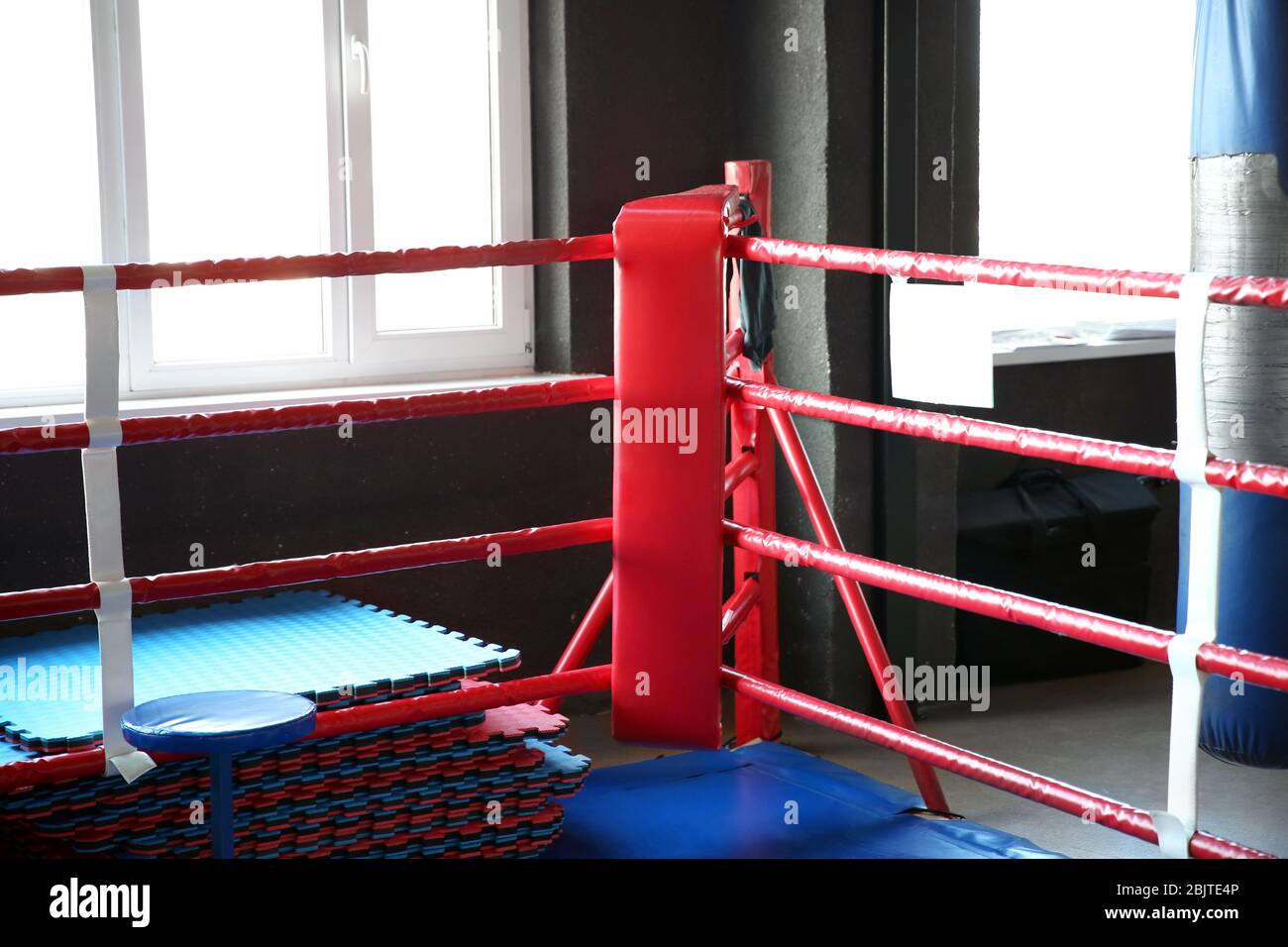 Empty boxing ring hi-res stock photography and images - Alamy