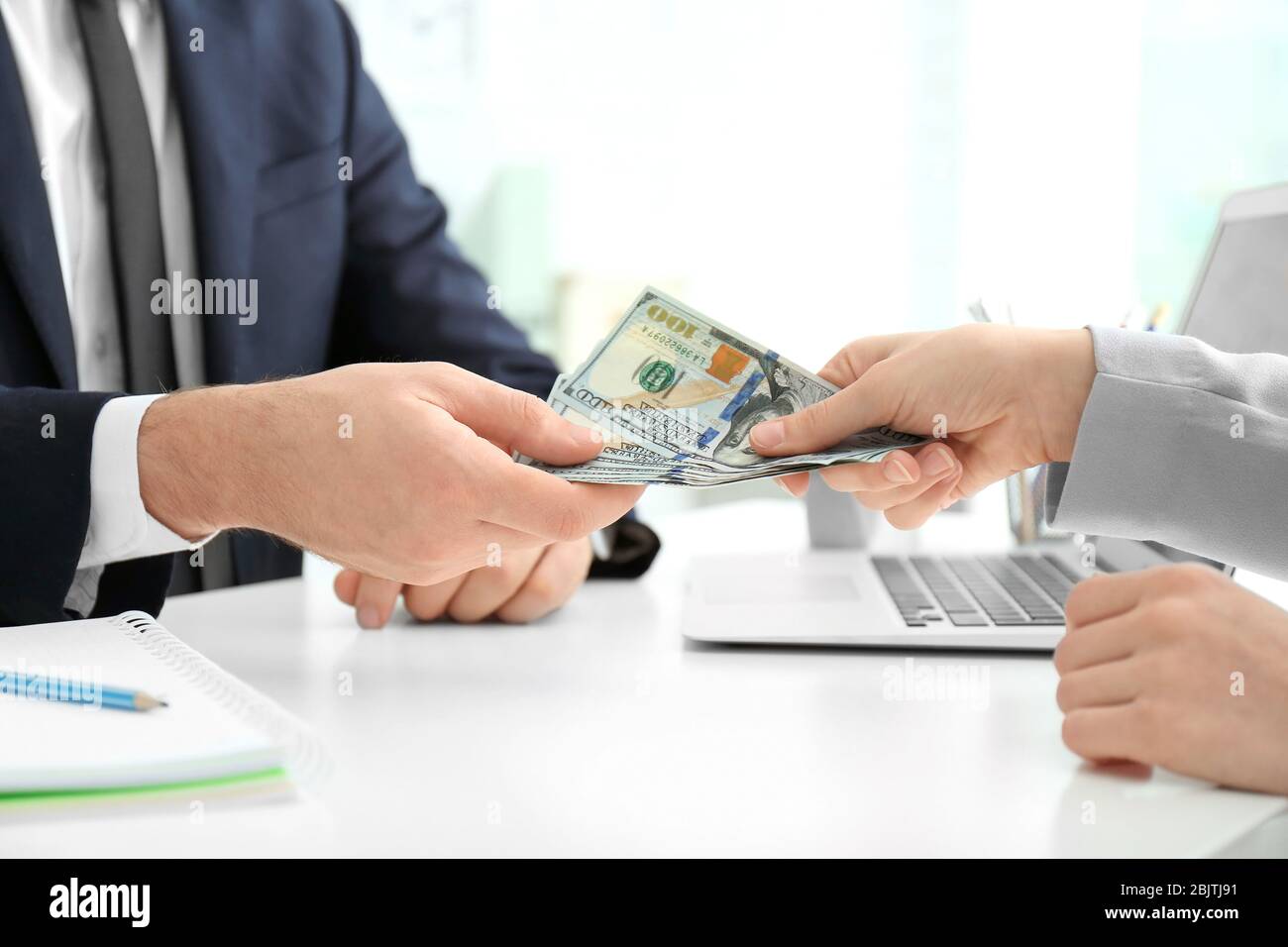 Man handing woman money hi-res stock photography and images - Alamy