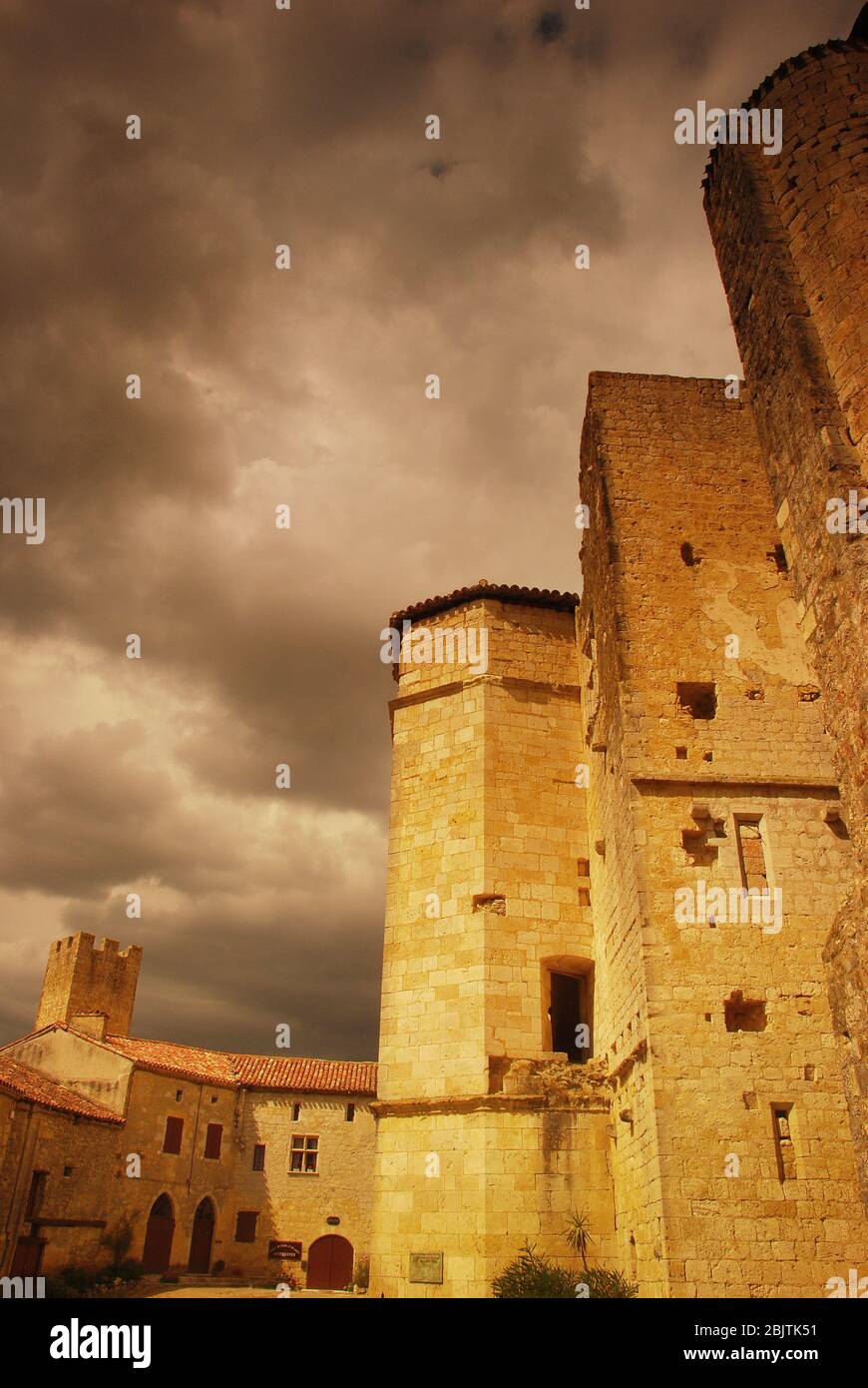 Fortified villages hi-res stock photography and images - Alamy