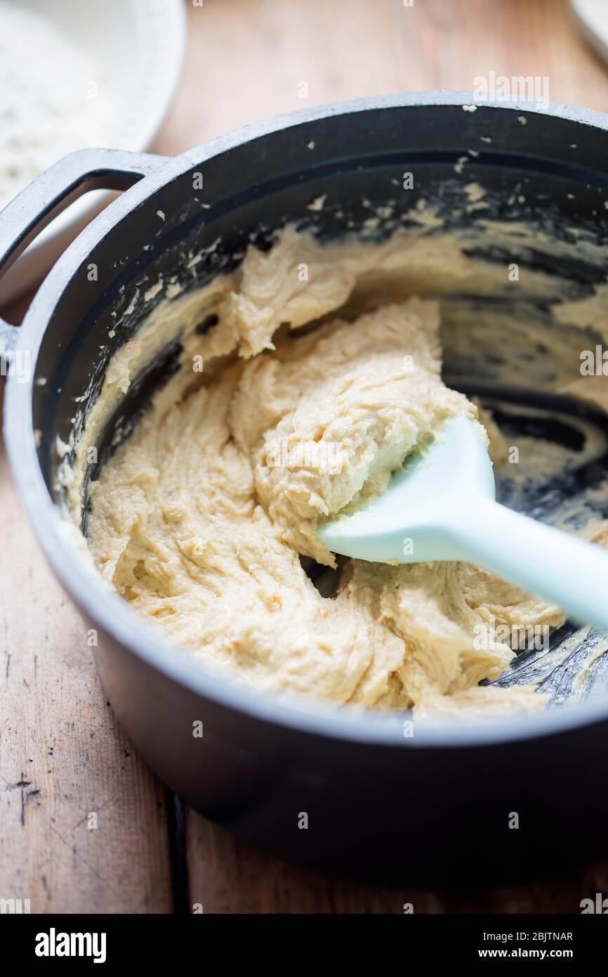 Metal spoon cake mix hi-res stock photography and images - Alamy