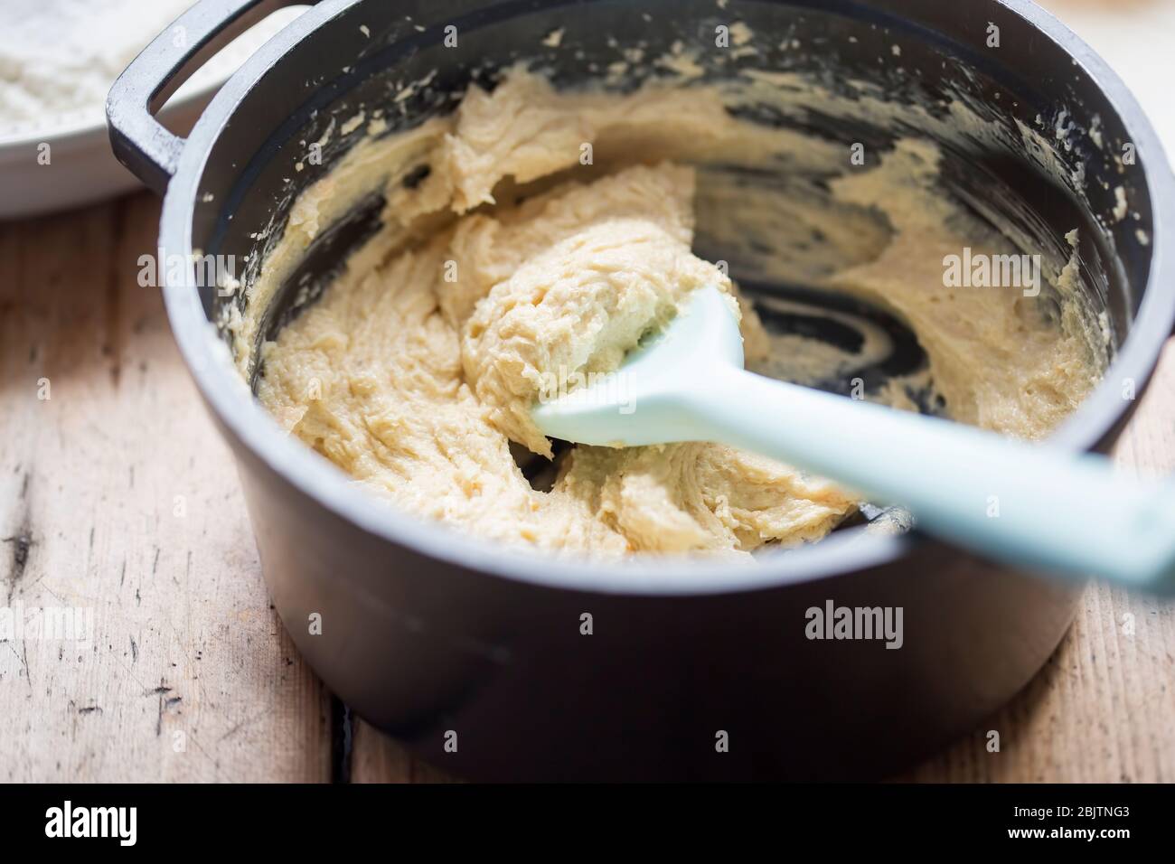 Metal spoon cake mix hi-res stock photography and images - Alamy
