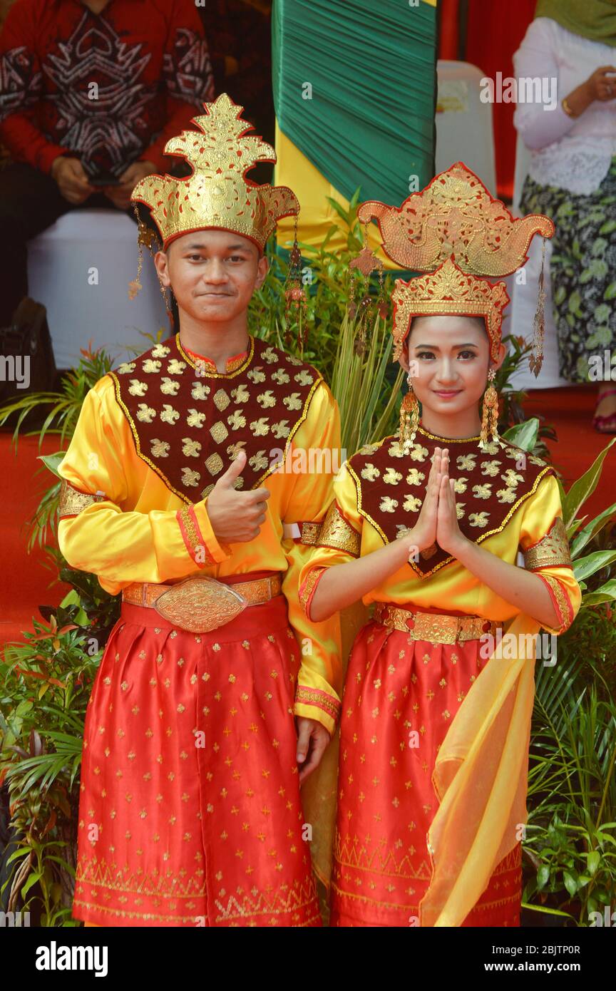 Javanese national costume hi-res stock photography and images - Alamy