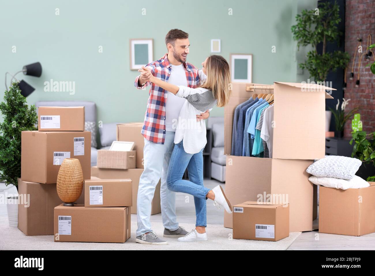 Boxes dance moving house hi-res stock photography and images - Alamy